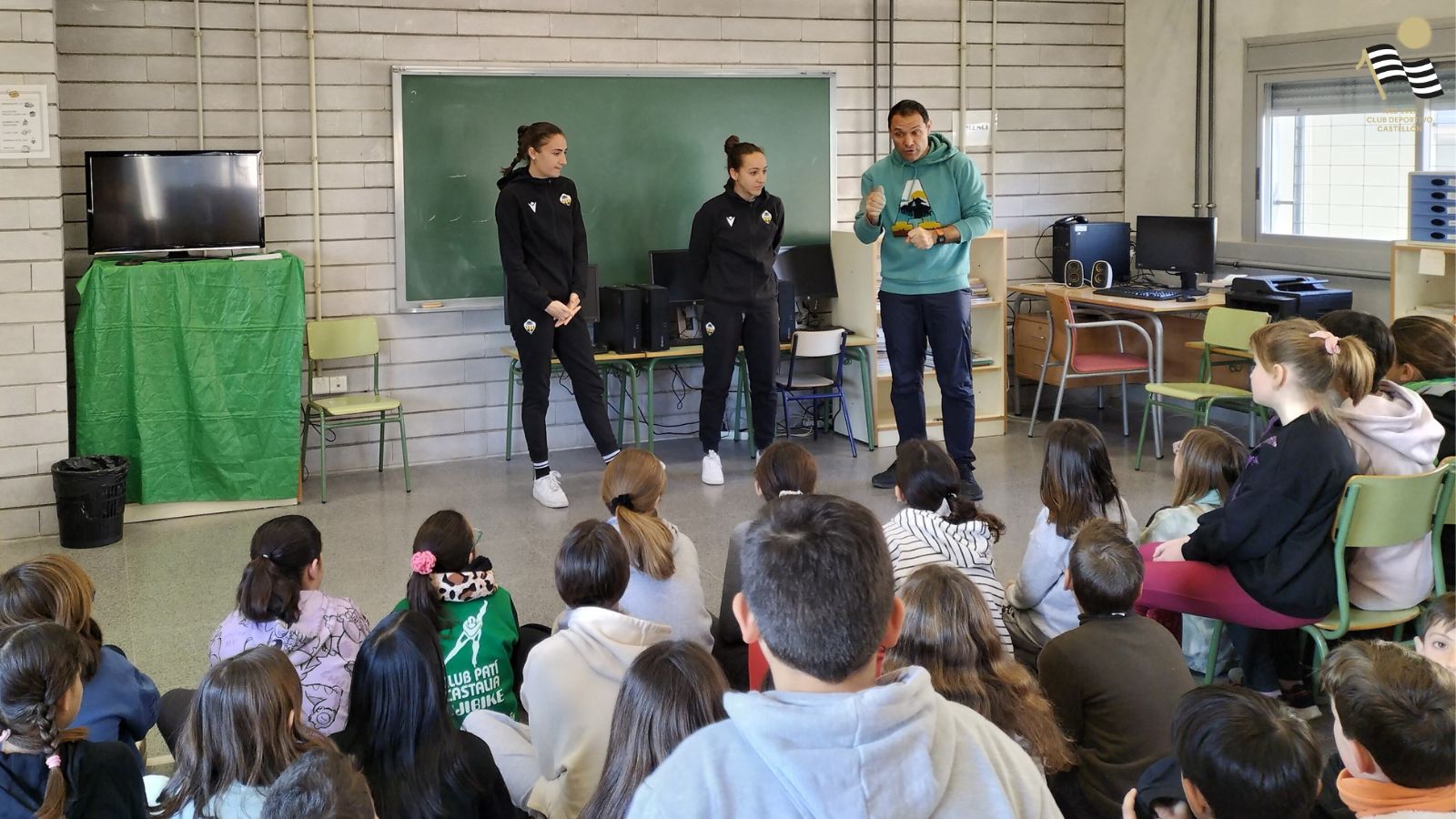 El Femenino adelanta el Día de la Mujer en el CEIP Isabel Ferrer ...